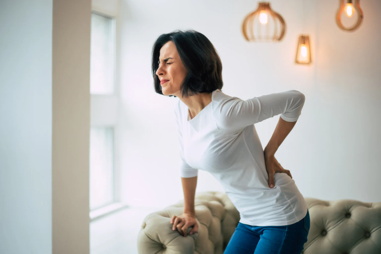 Nerf du dos coincé : causes, symptômes et comment soulager